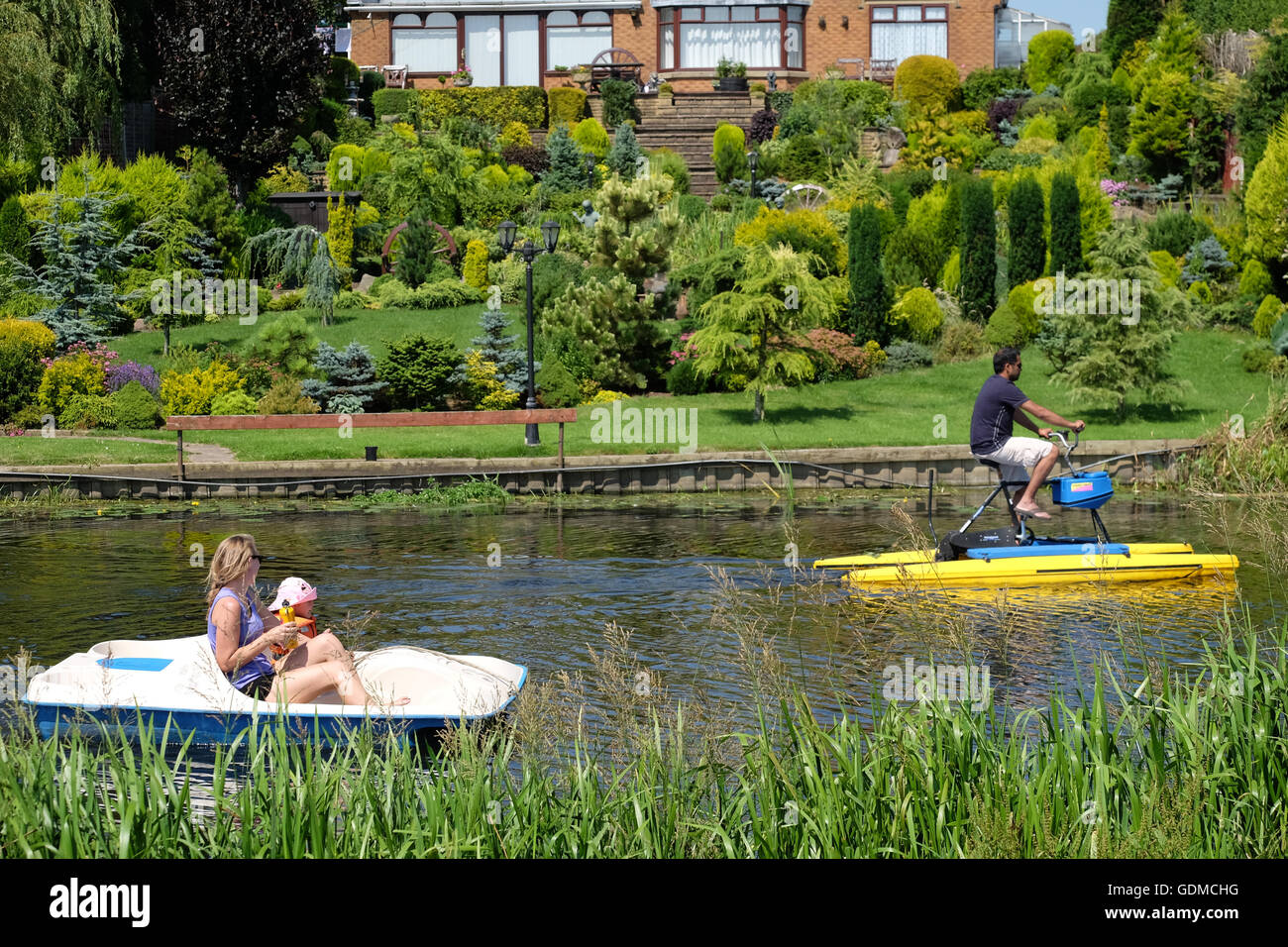 People enjoying the hot weather on the river soar has the heatwave ...