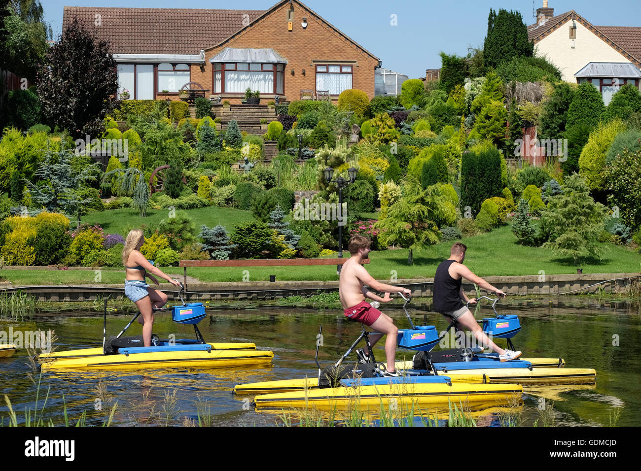 People enjoying the hot weather on the river soar has the heatwave ...