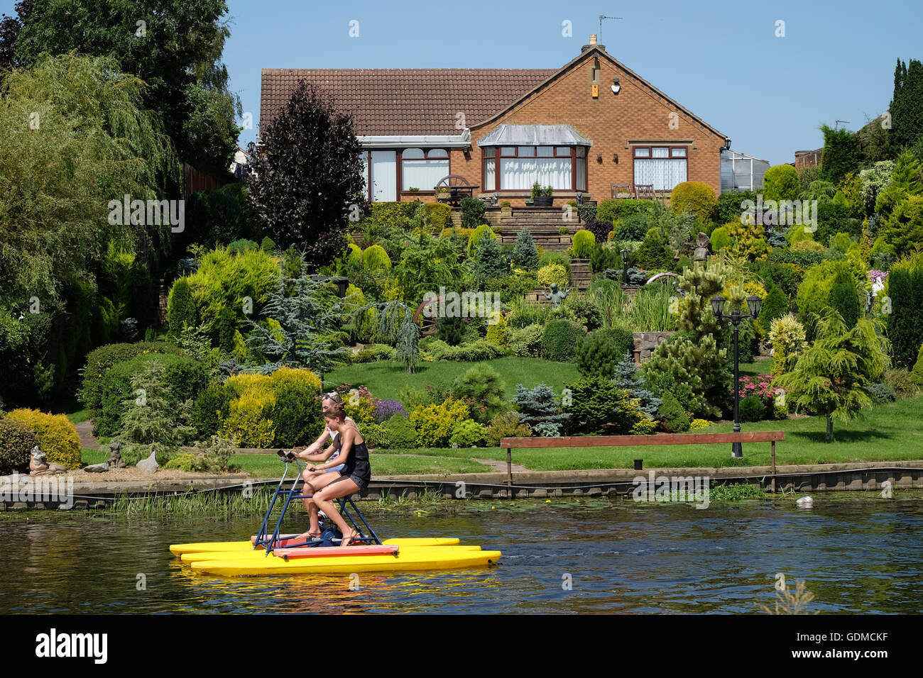 People enjoying the hot weather on the river soar has the heatwave ...