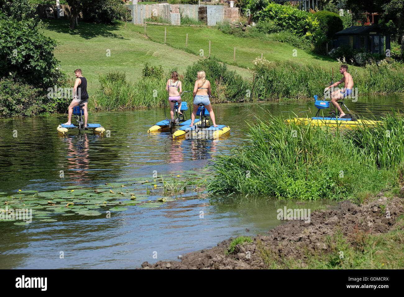 People enjoying the hot weather on the river soar has the heatwave ...