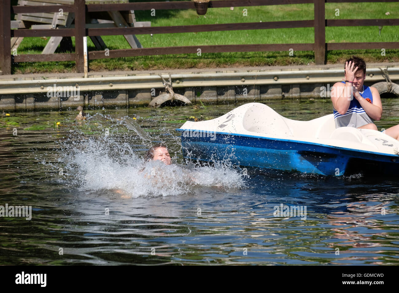 People enjoying the hot weather on the river soar has the heatwave ...