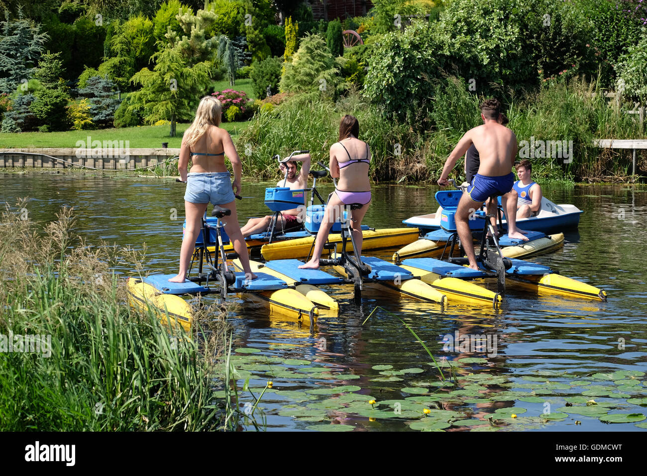 People enjoying the hot weather on the river soar has the heatwave ...