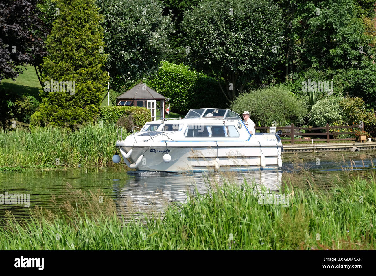 People enjoying the hot weather on the river soar has the heatwave ...