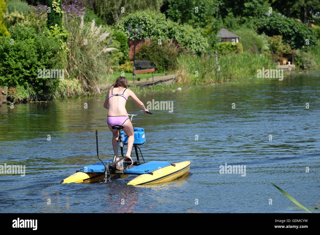 People enjoying the hot weather on the river soar has the heatwave ...