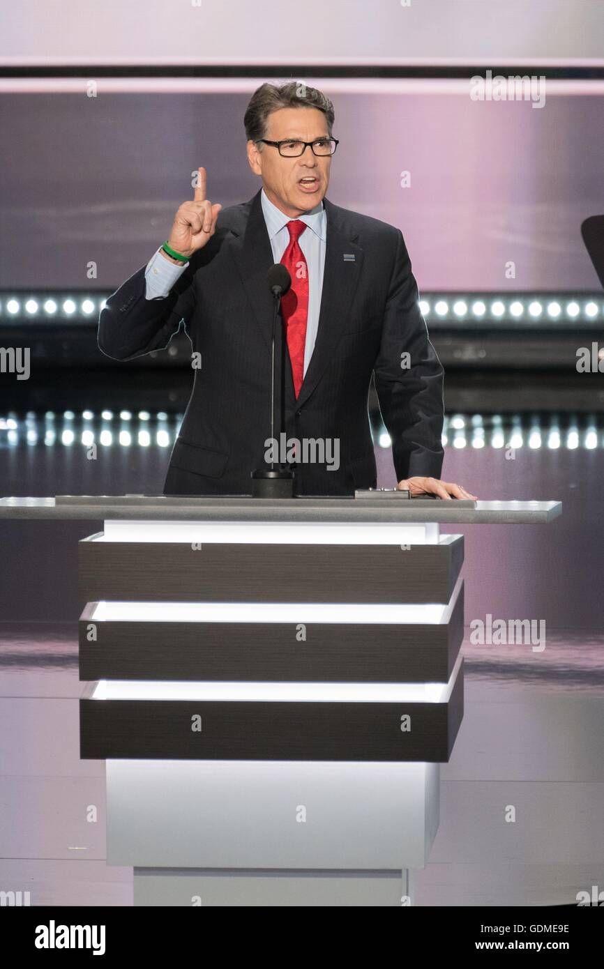 Former Texas Governor Rick Perry addresses delegates during the first ...
