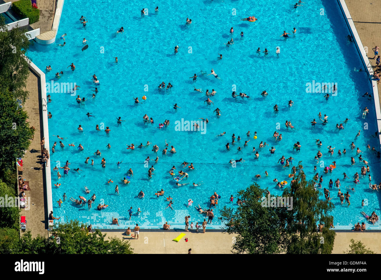 Outdoor pool and bathers hi-res stock photography and images - Alamy