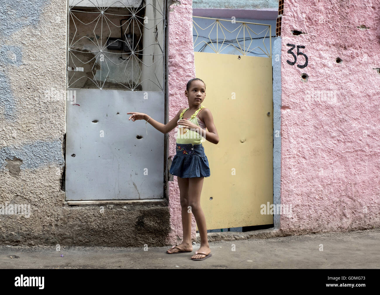Girl in a favela hi-res stock photography and images - Alamy