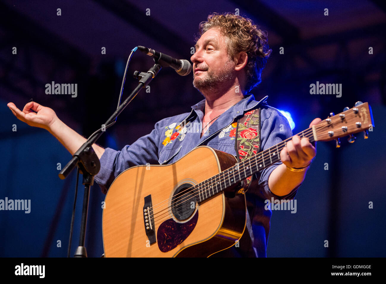 Singer songwriter concert hi-res stock photography and images - Alamy