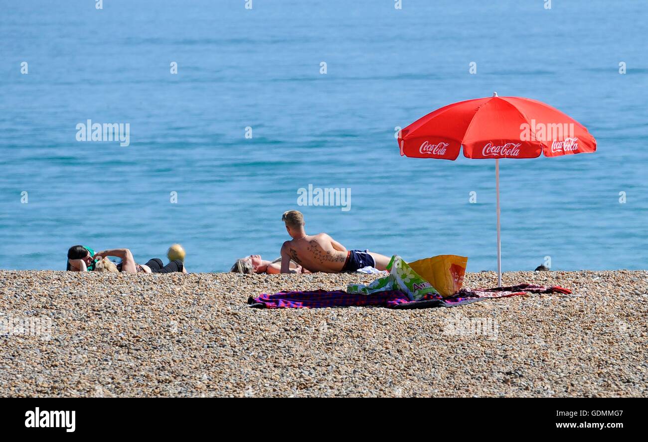 As mini heatwave brings the hottest temperatures of the year hi-res ...