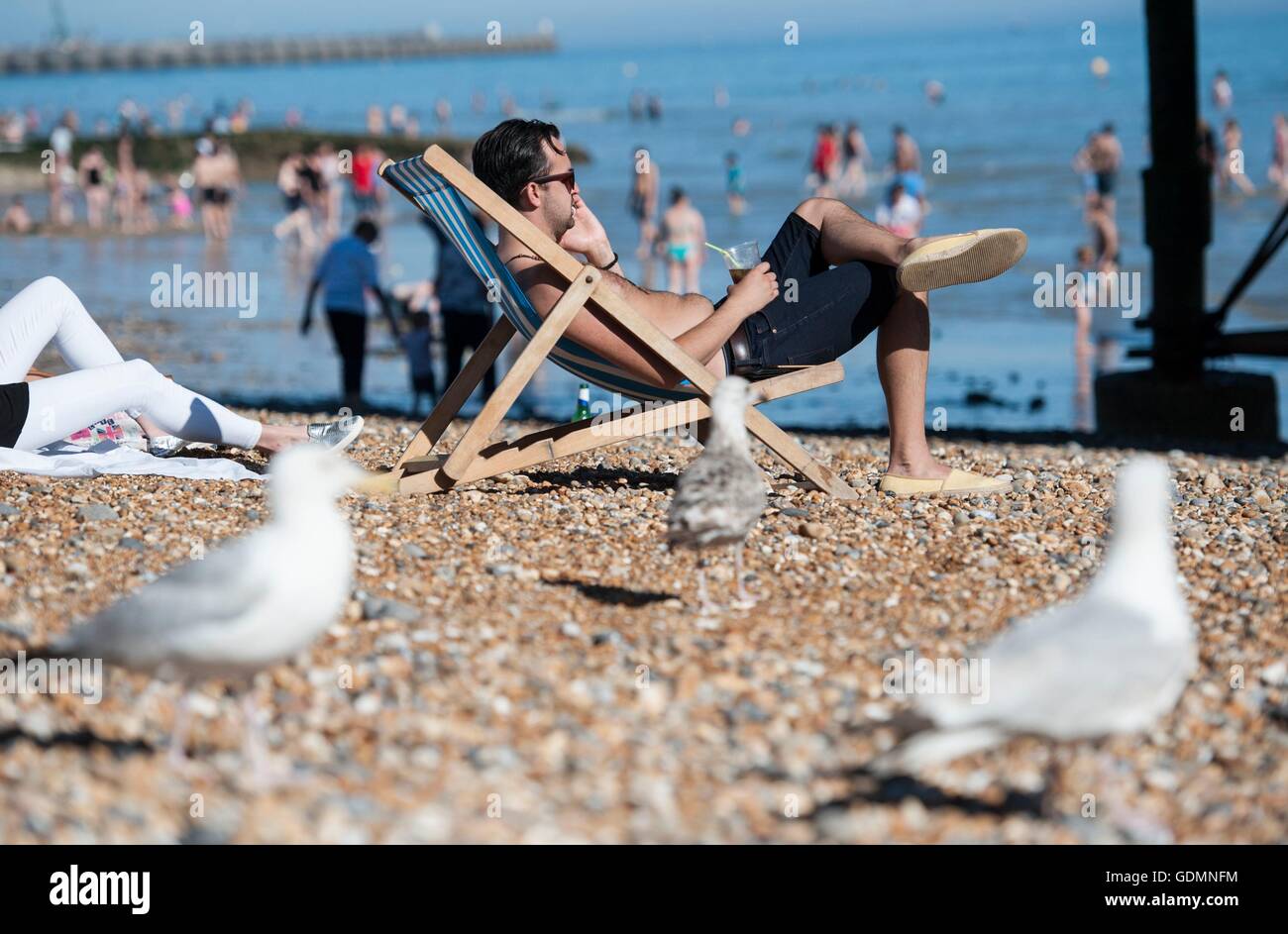 As mini heatwave brings the hottest temperatures of the year hi-res ...