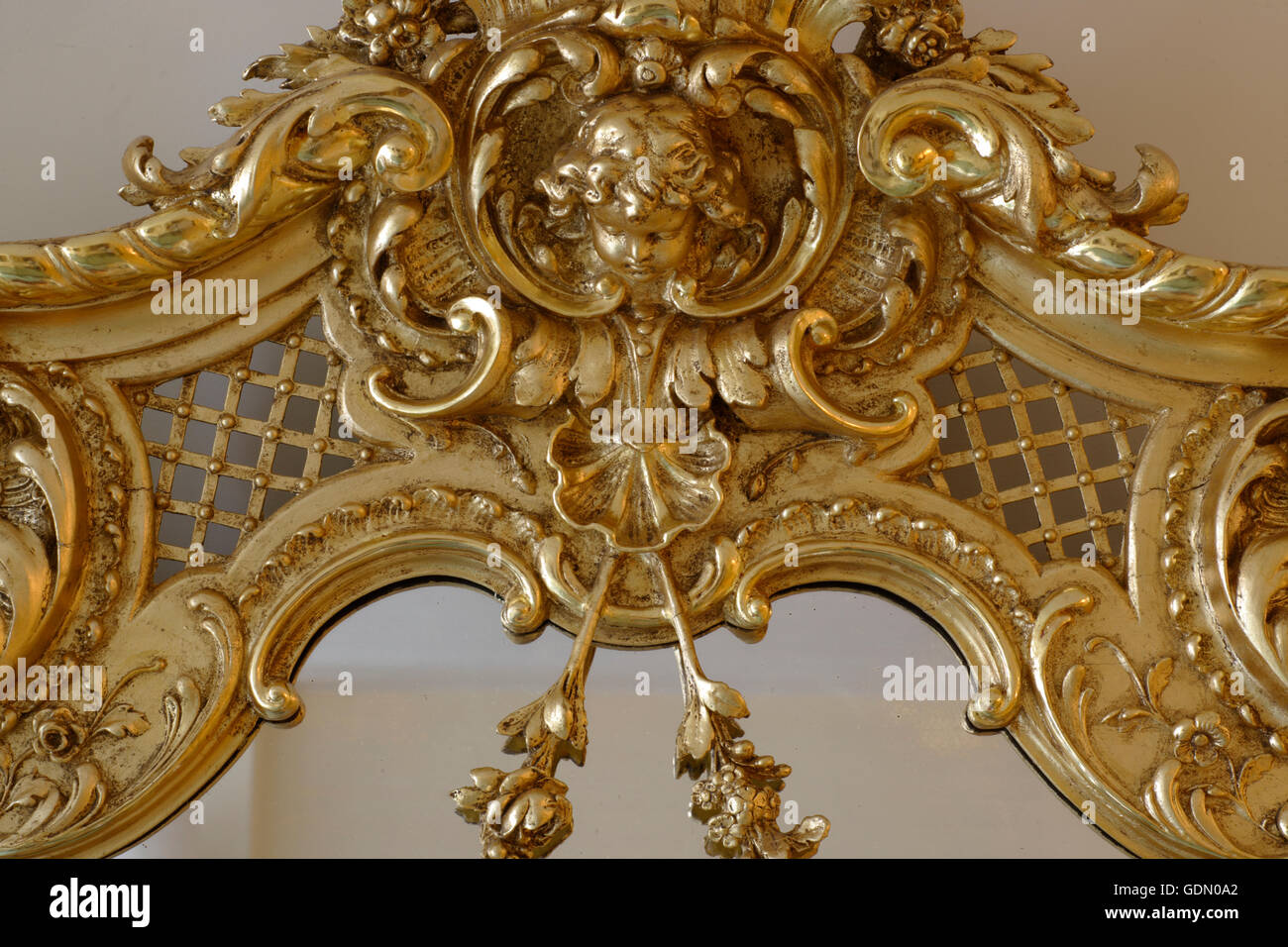 Antique mirrors hi-res stock photography and images - Alamy