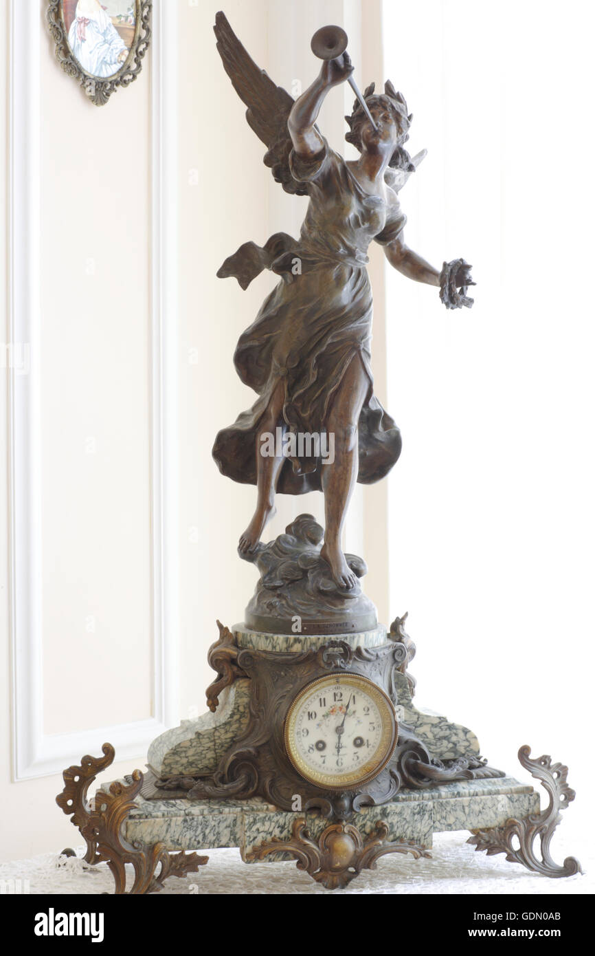 Antique clock hi-res stock photography and images - Alamy