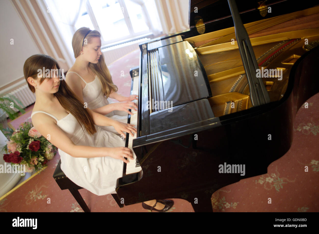 Two pianos hi-res stock photography and images - Alamy