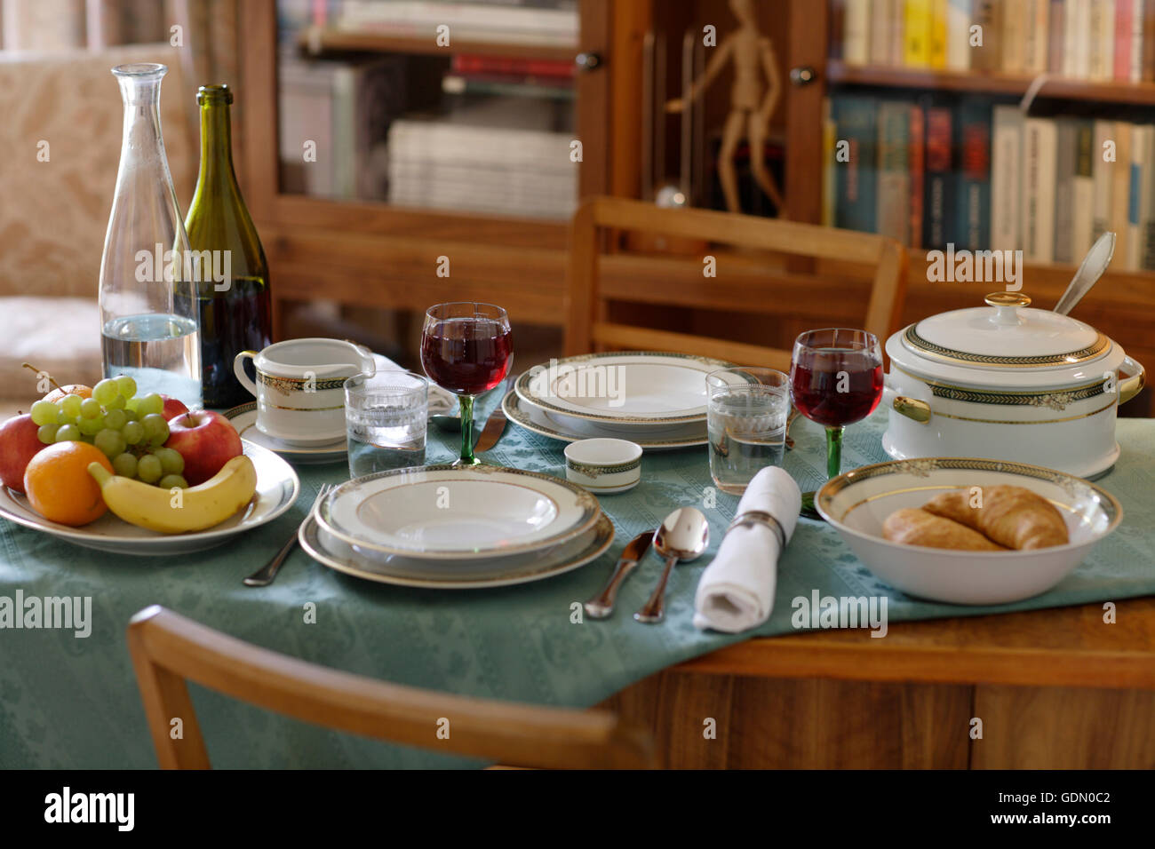 Well laid dining table hi-res stock photography and images - Alamy