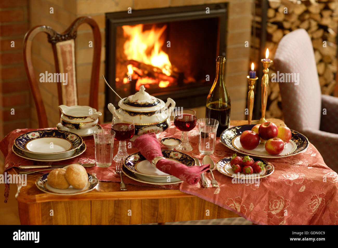 Well laid dining table hi-res stock photography and images - Alamy