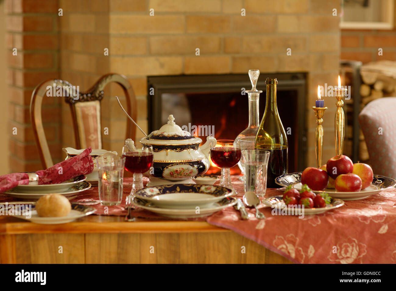 Well laid dining table hi-res stock photography and images - Alamy