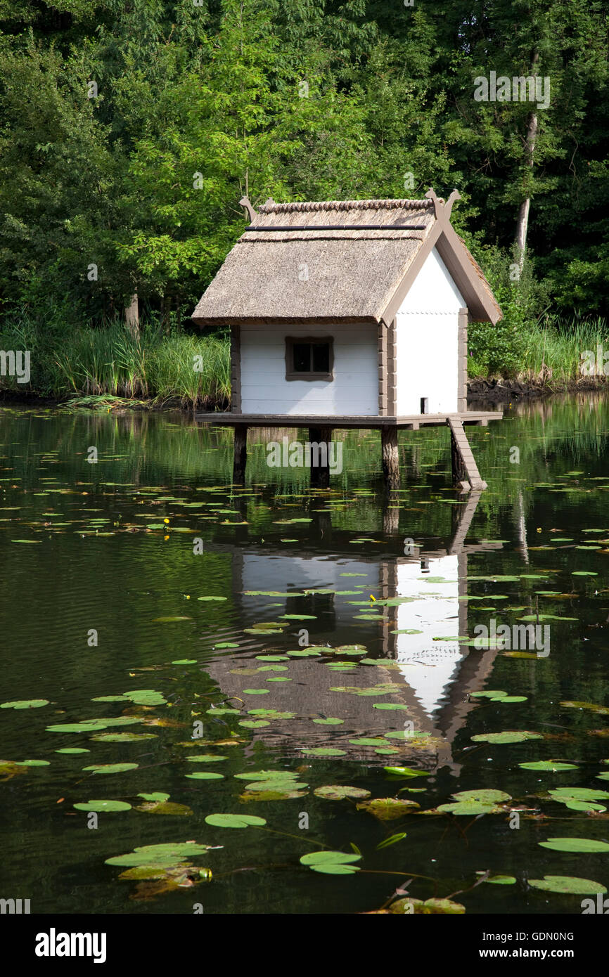 Duck house by pond hi-res stock photography and images - Alamy