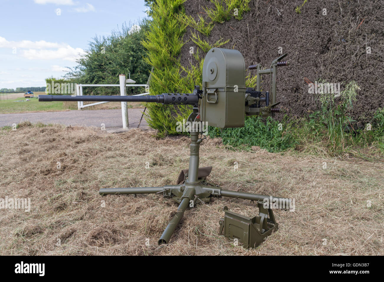 vintage machine gun on tripod Stock Photo - Alamy