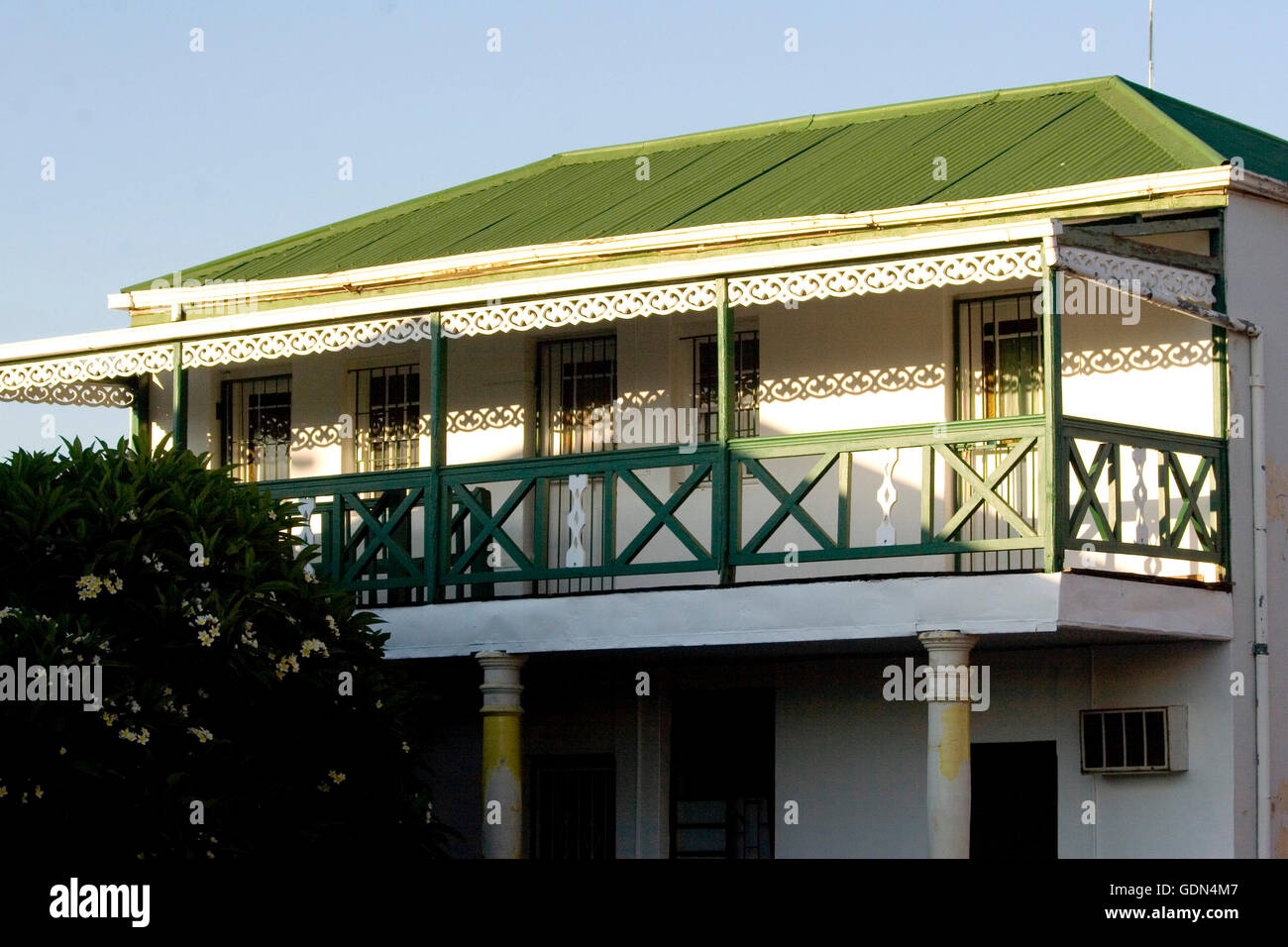 Colonial dutch gable roof architecture hi-res stock photography and ...