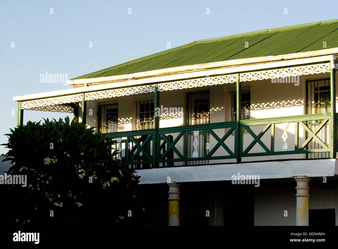 Colonial dutch gable roof architecture hi-res stock photography and ...