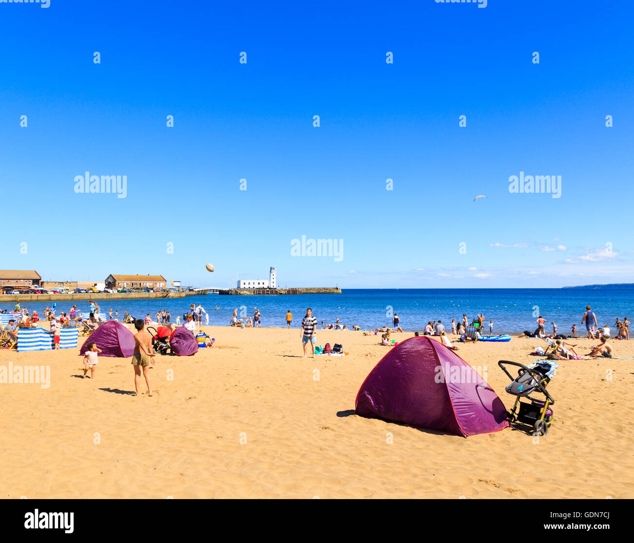 Lots of people at the beach hi-res stock photography and images - Alamy