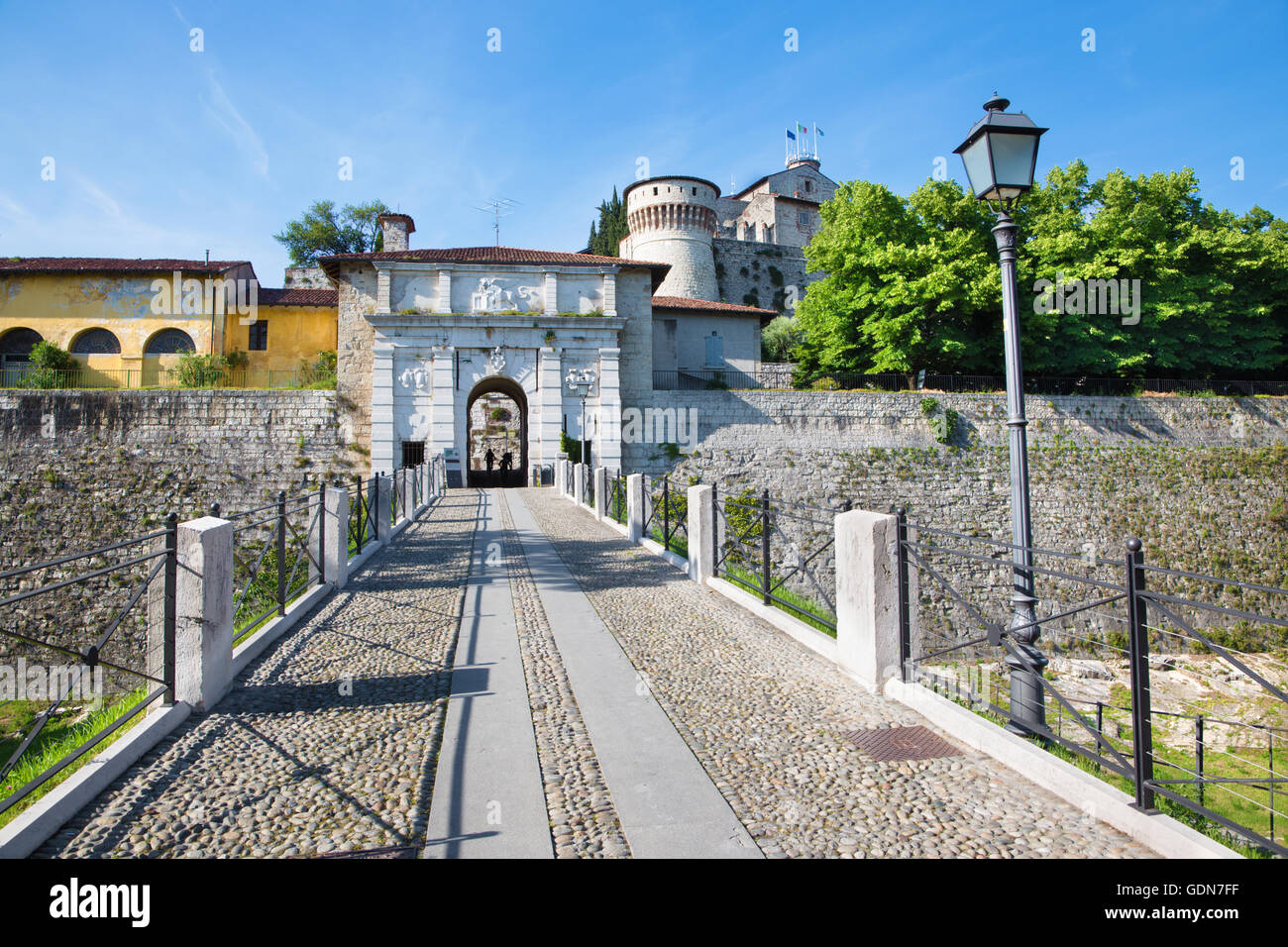 Gate castle hi-res stock photography and images - Alamy
