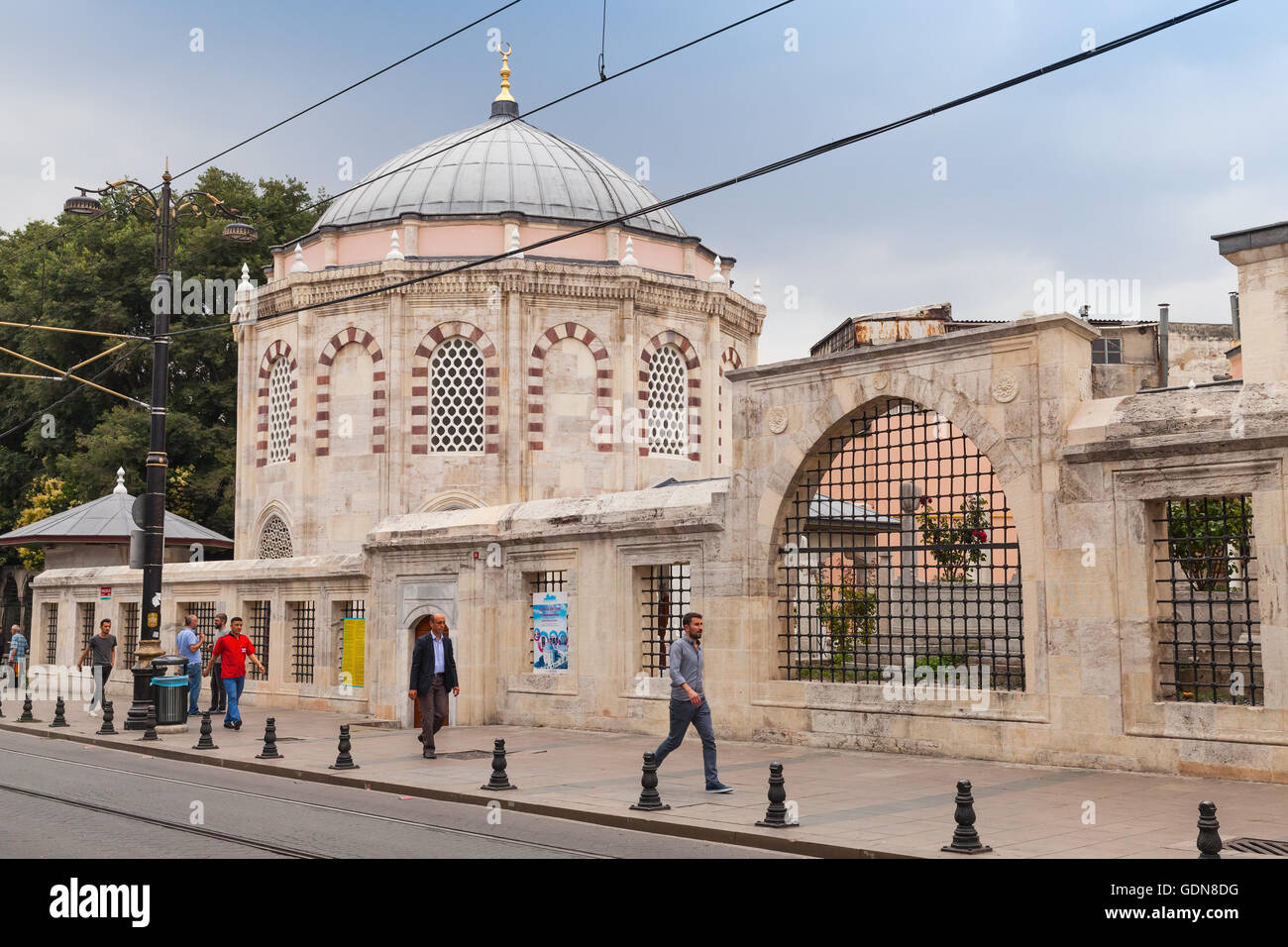 Istanbul people walking hi-res stock photography and images - Alamy