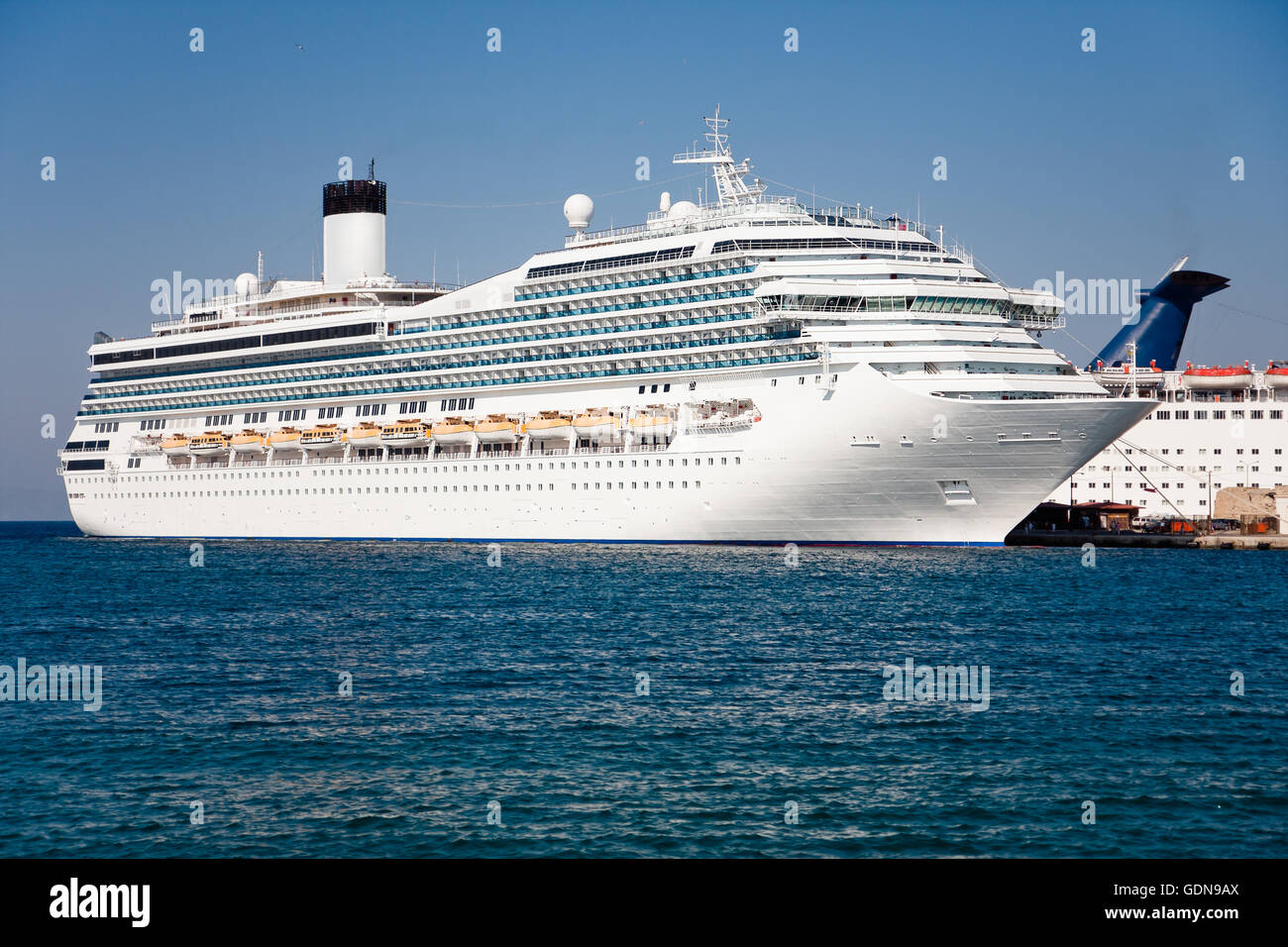 Giant passenger ship hi-res stock photography and images - Alamy
