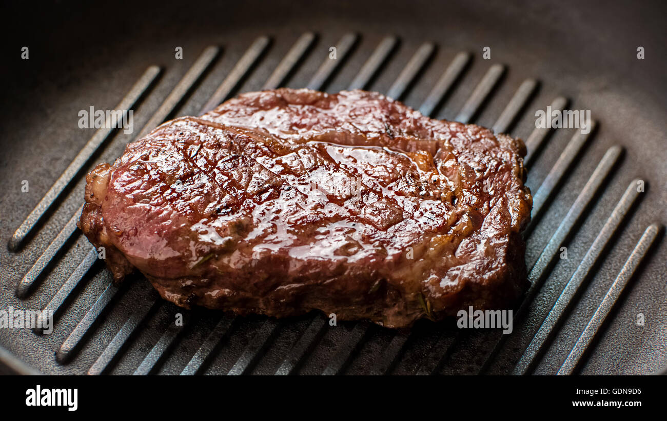 Meat on frying pan Stock Photo - Alamy