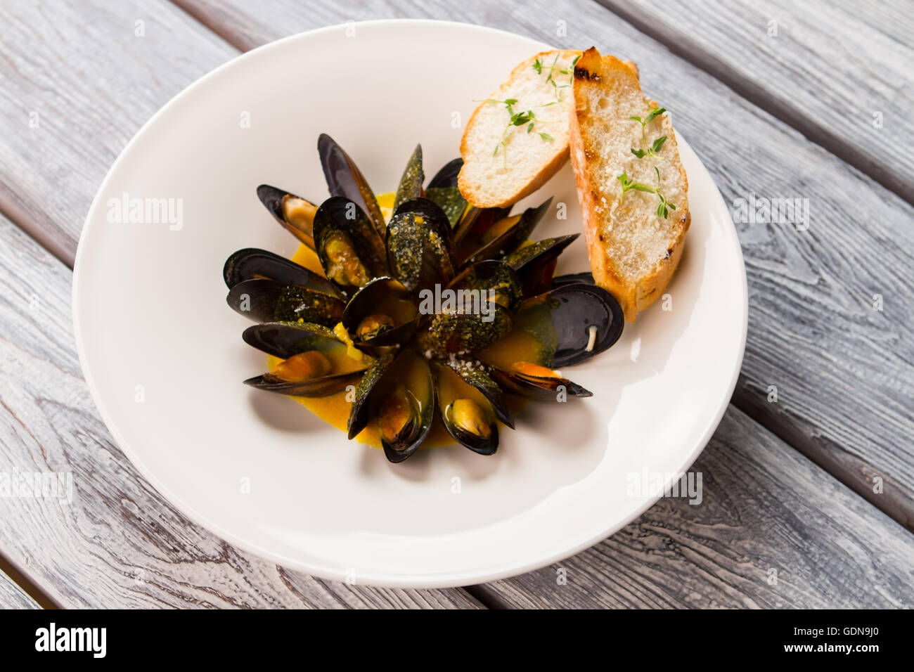 Cooked mussels with sauce Stock Photo - Alamy