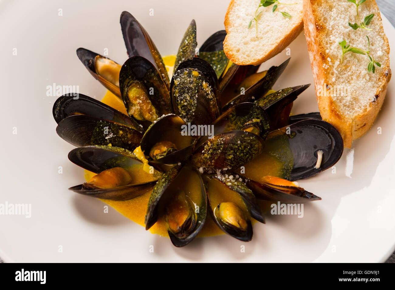 Mussels with yellow sauce Stock Photo - Alamy