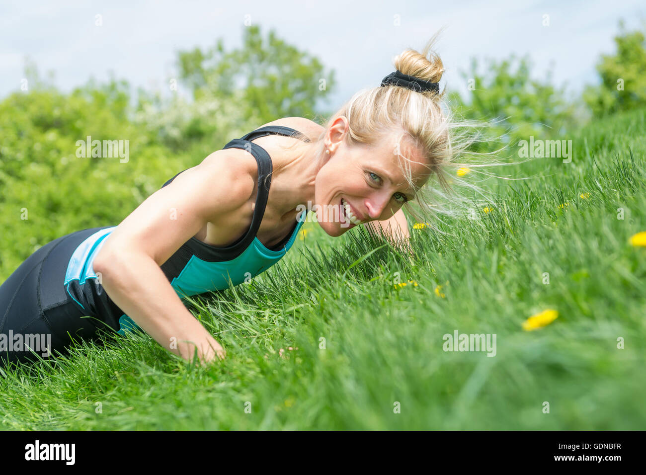 woman doing pushups in the park Stock Photo - Alamy