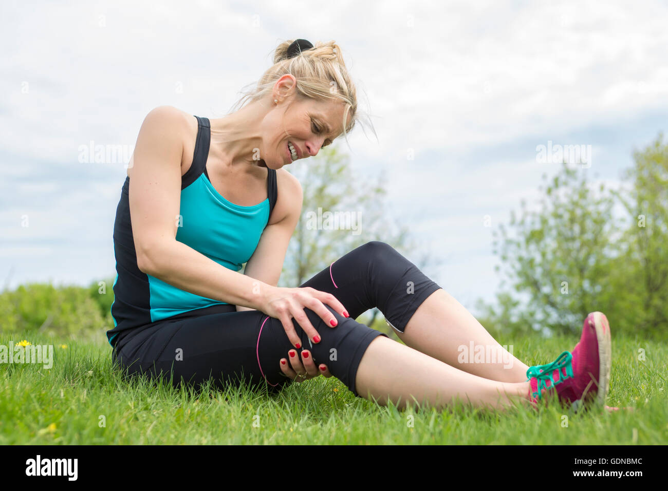 woman runner hold her sports injured knee Stock Photo - Alamy