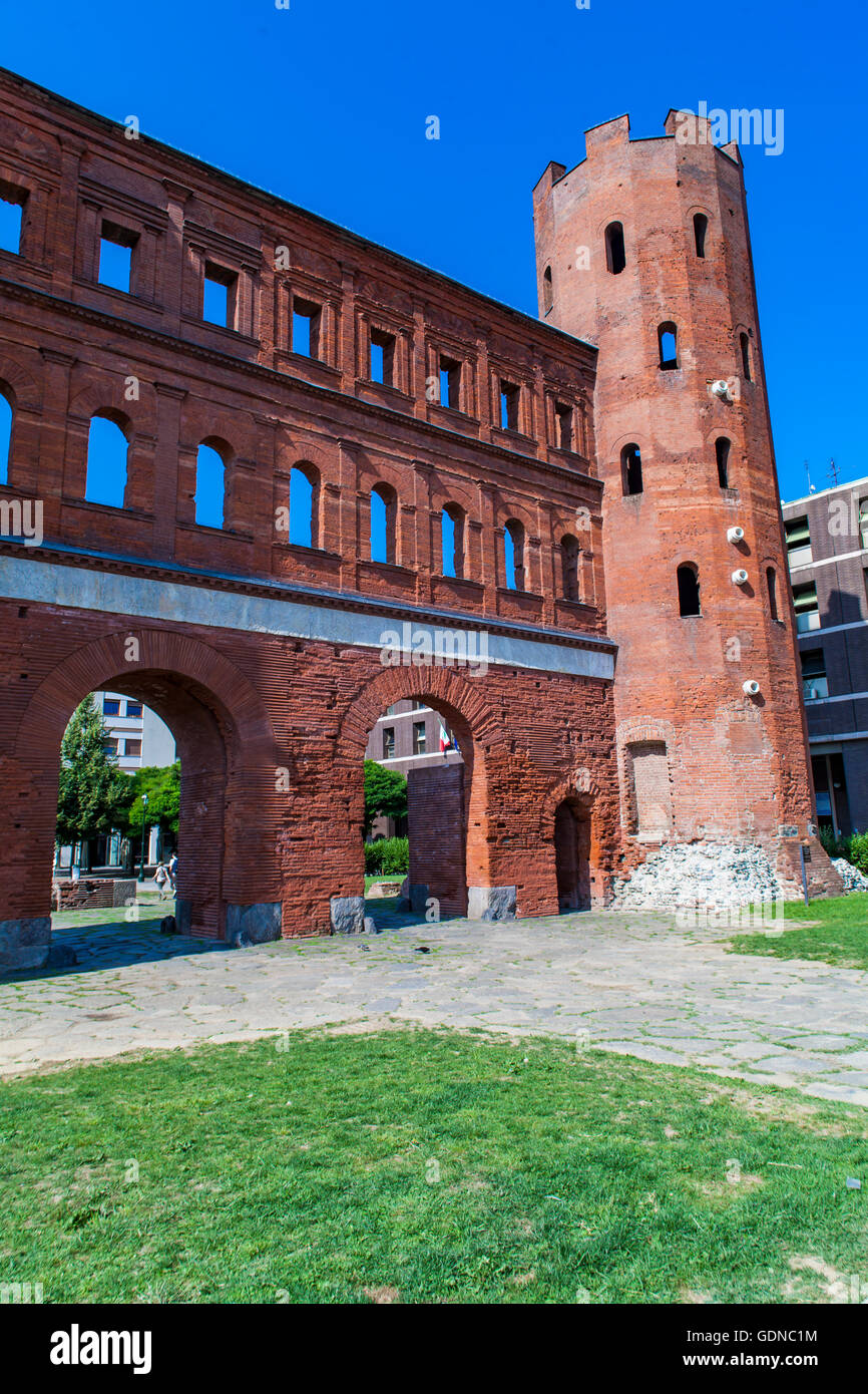 Old roman gate hi-res stock photography and images - Alamy