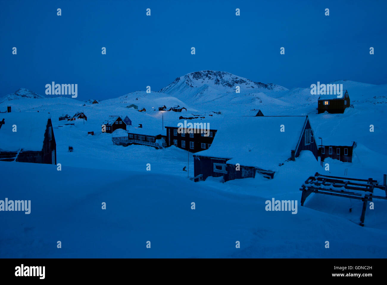 Inuit family house hi-res stock photography and images - Alamy