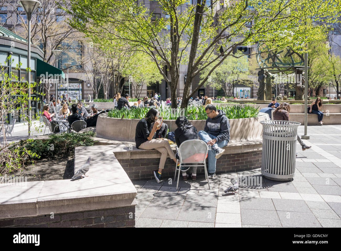 Office workers eating lunch hi-res stock photography and images - Alamy
