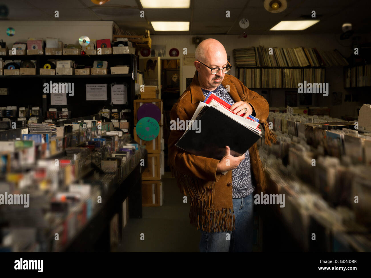 Man sorting through records hi-res stock photography and images - Alamy