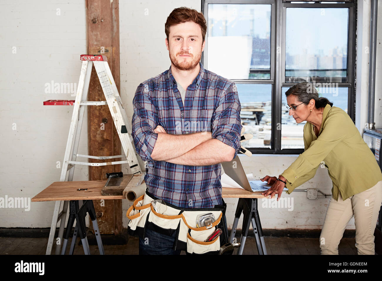 Builder carpenter arms crossed hi-res stock photography and images - Alamy