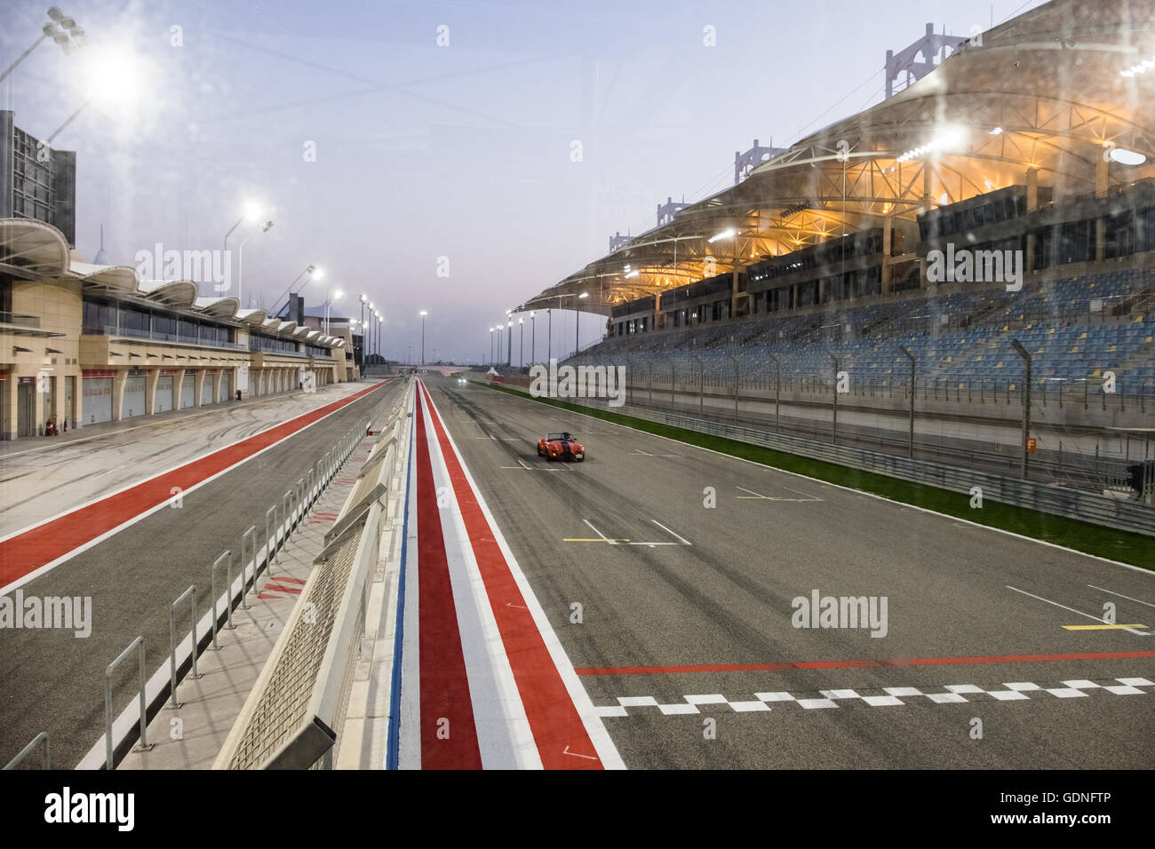 Sports cars racing at the Bahrain Race Track Stock Photo - Alamy