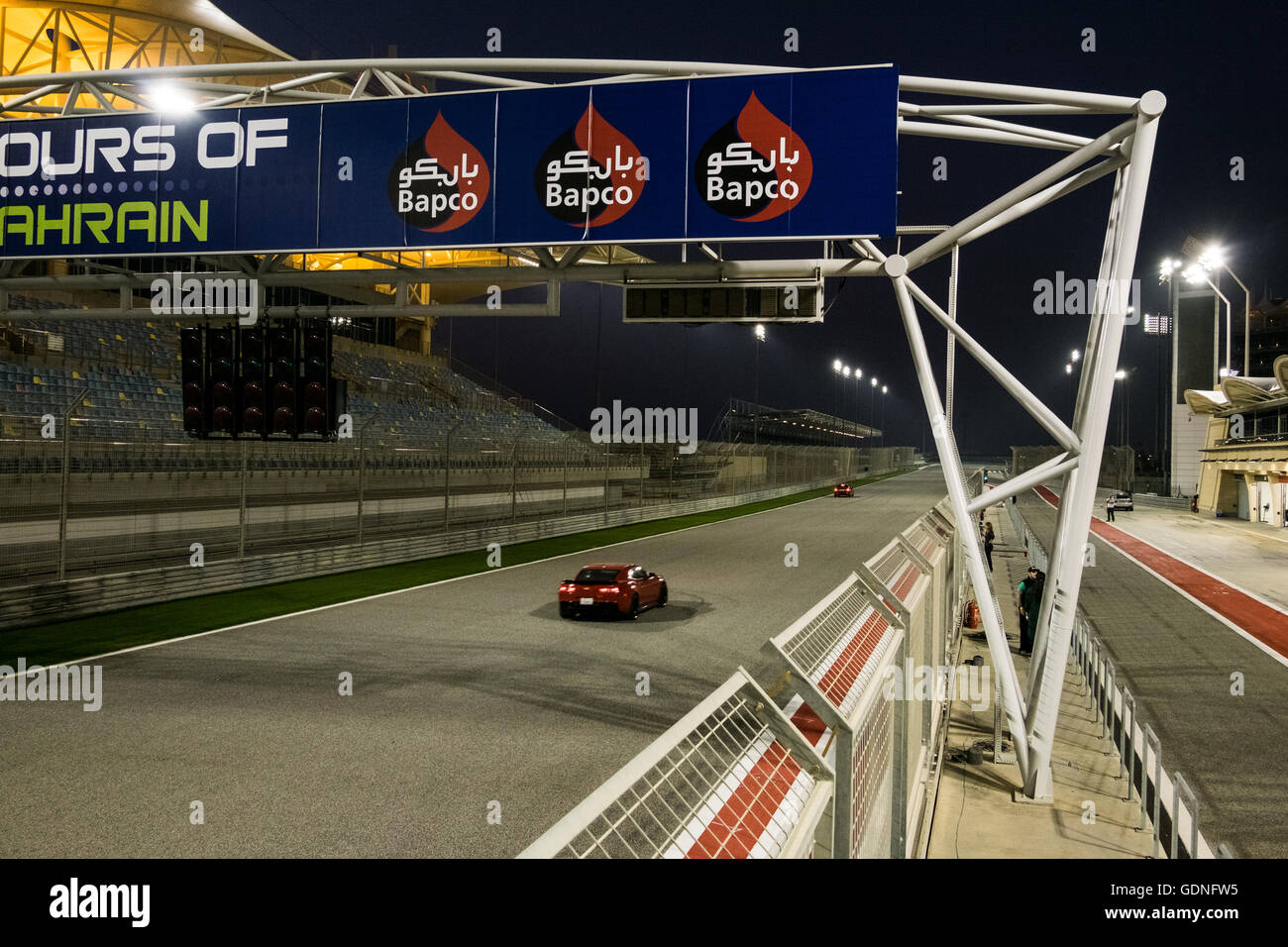 Sports cars racing at the Bahrain Race Track Stock Photo - Alamy