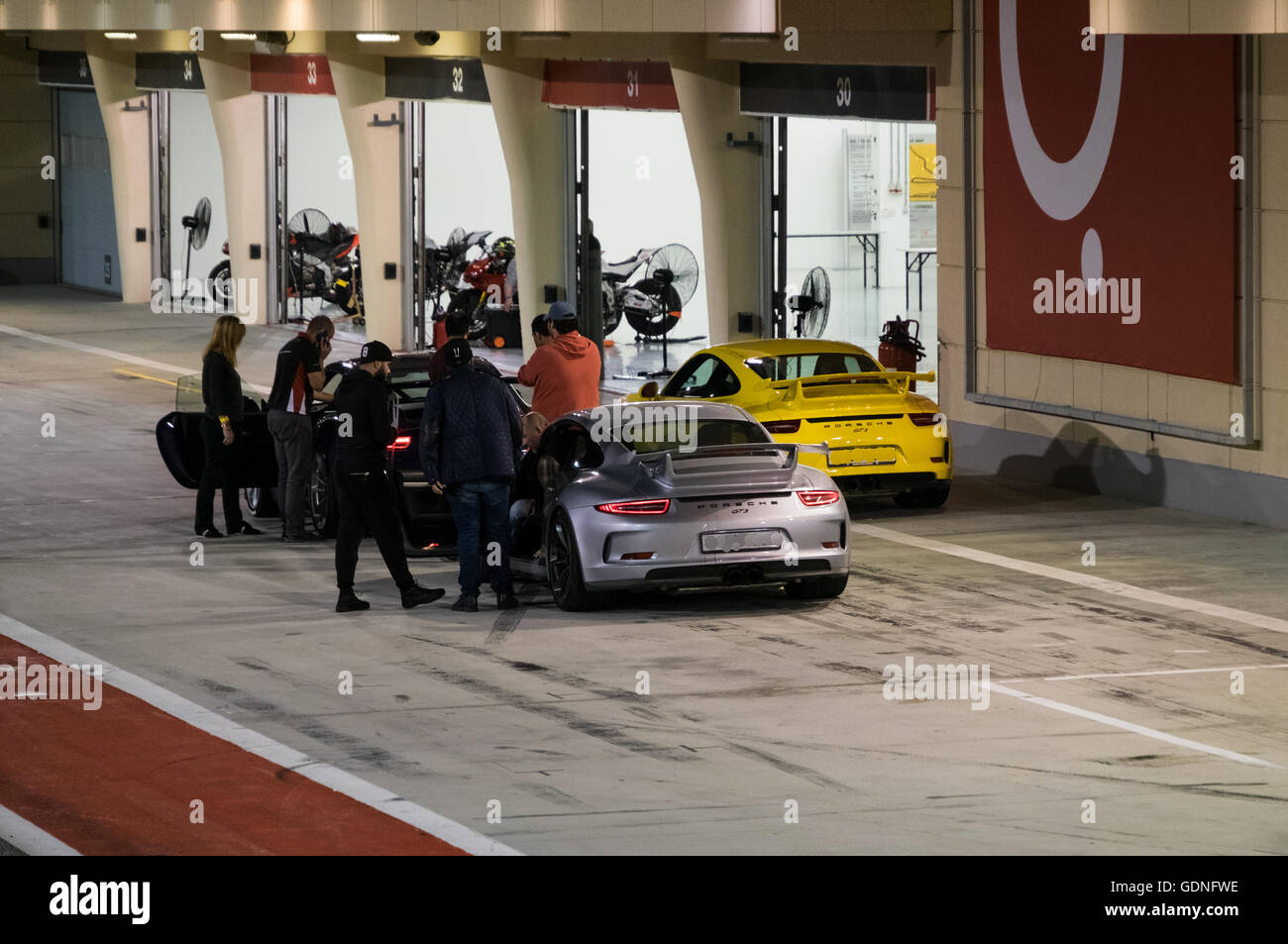 Cars at pit stop at the Bahrain Race Track Stock Photo - Alamy