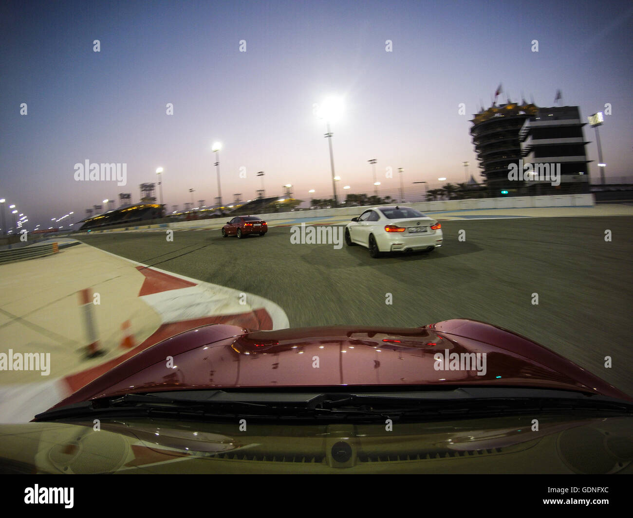 Cars racing at the Bahrain Race Track Stock Photo - Alamy
