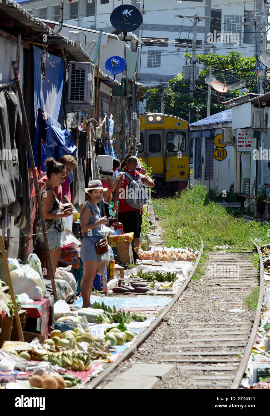 Talad rom hoop market hi-res stock photography and images - Alamy