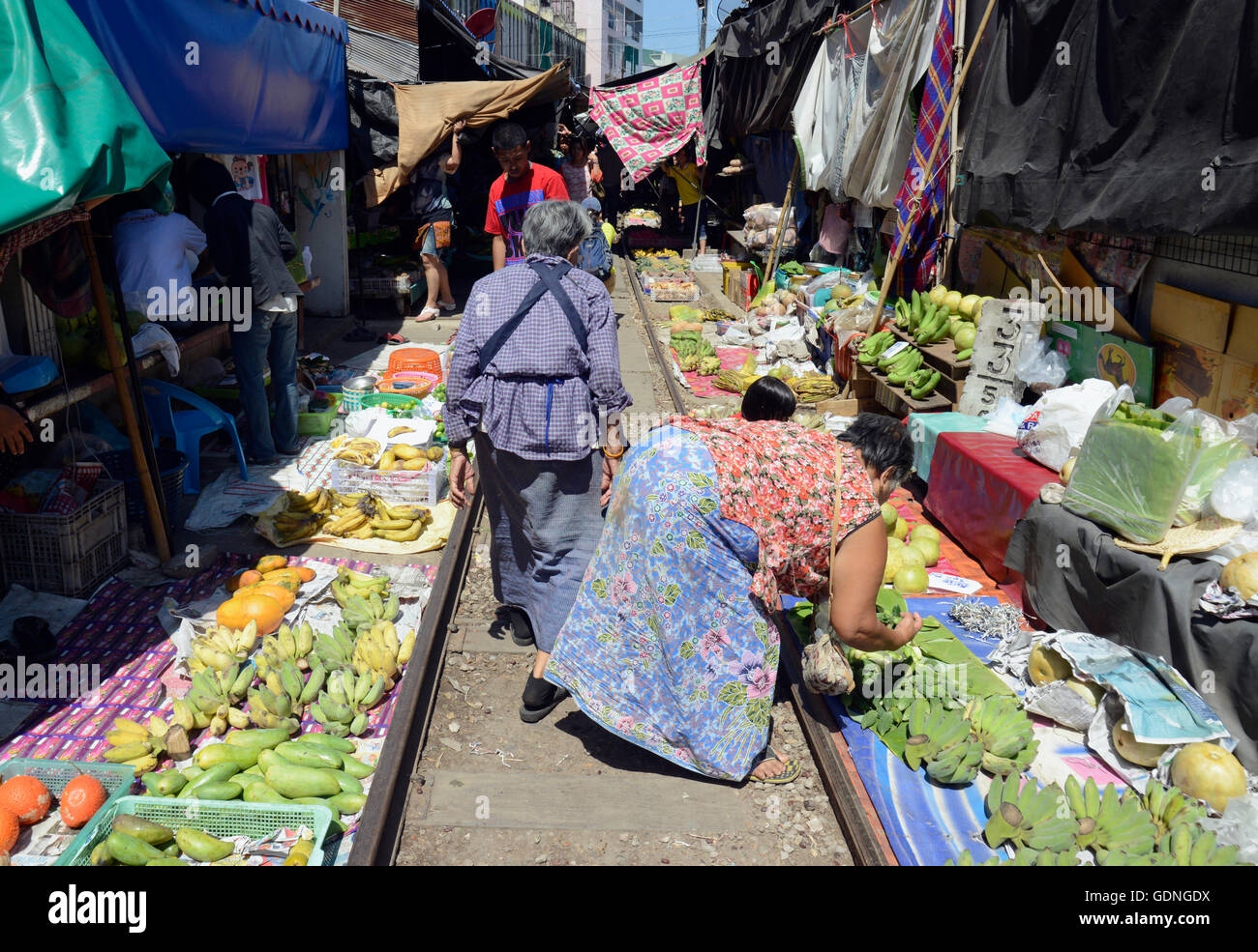 Talad rom hoop market hi-res stock photography and images - Alamy