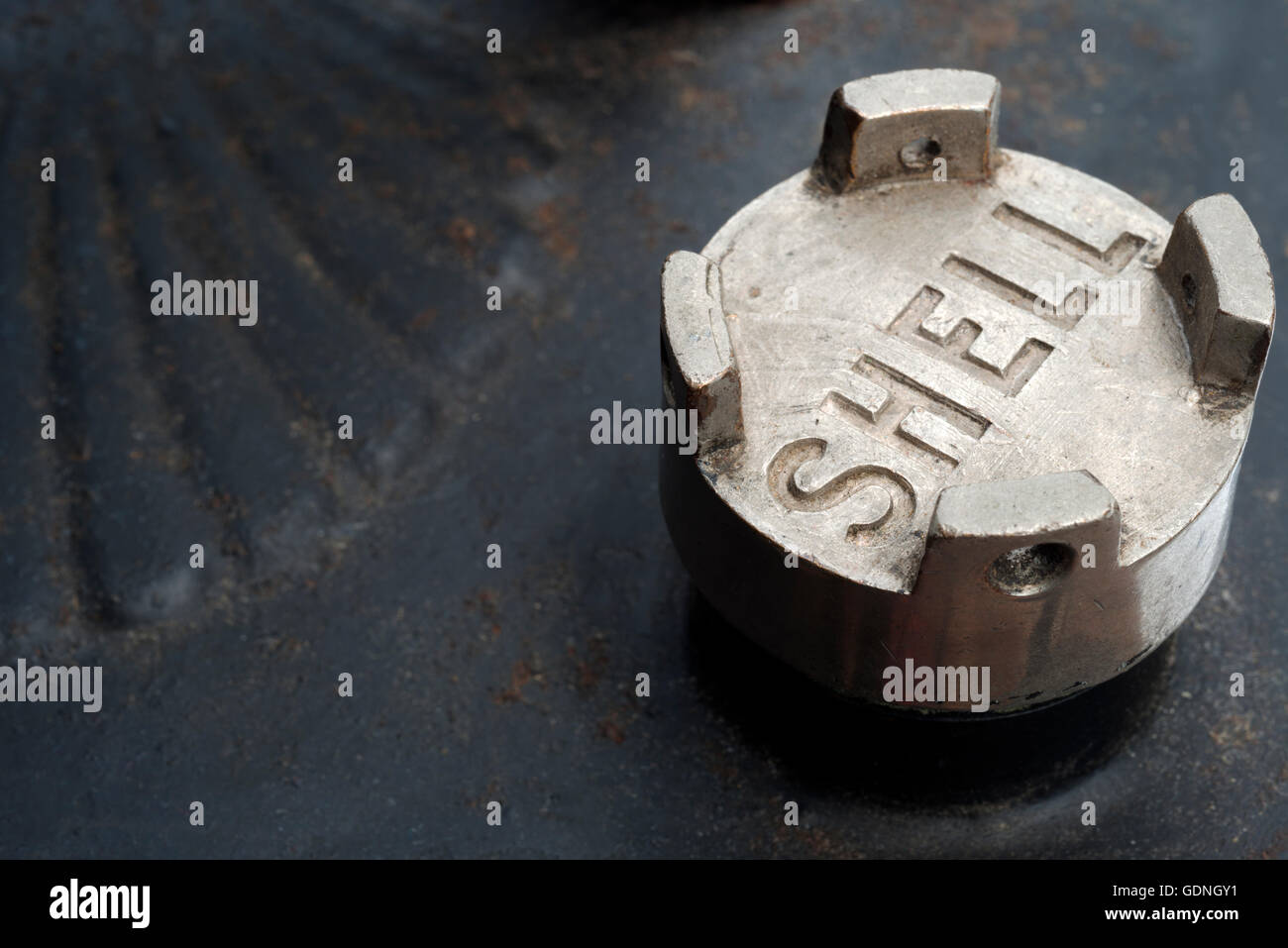 Vintage Shell petrol can Stock Photo - Alamy