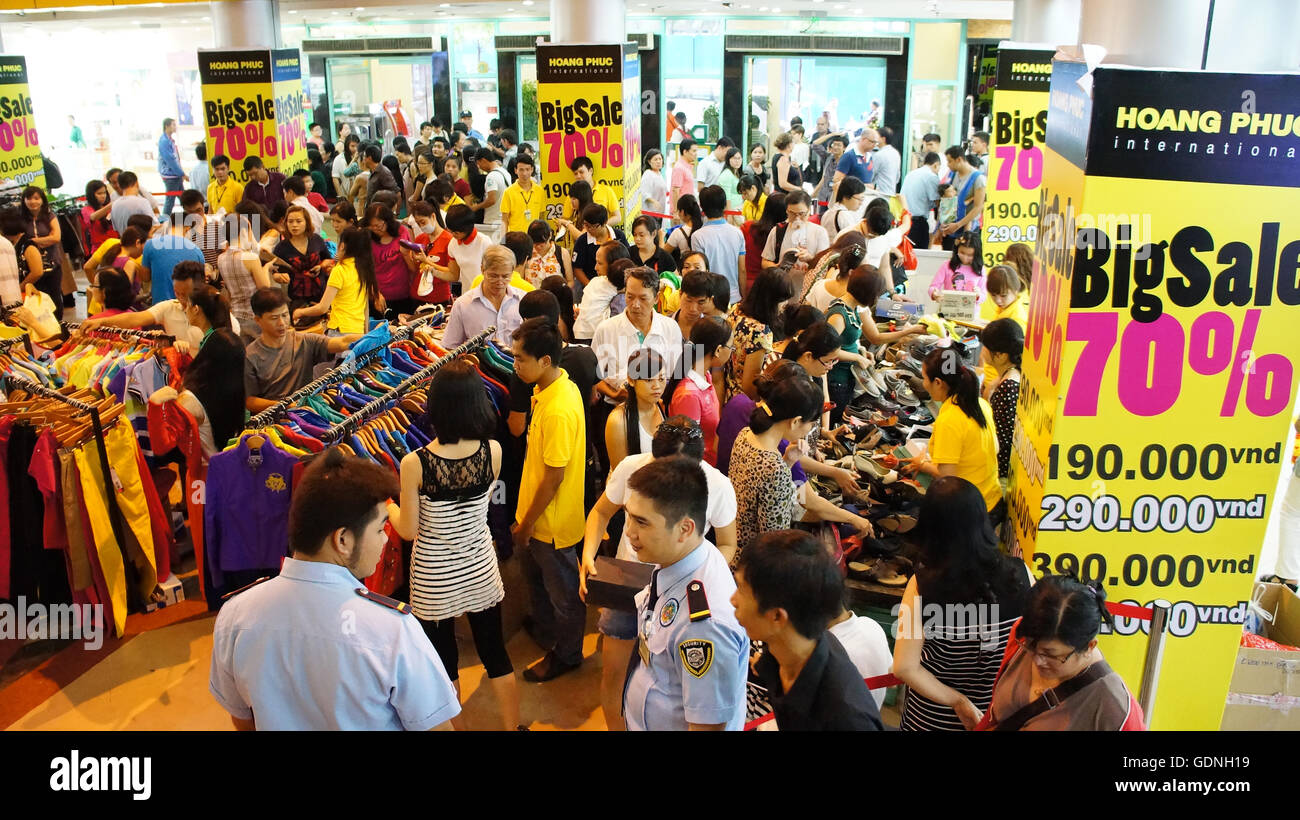 Store sale crowd hi-res stock photography and images - Alamy