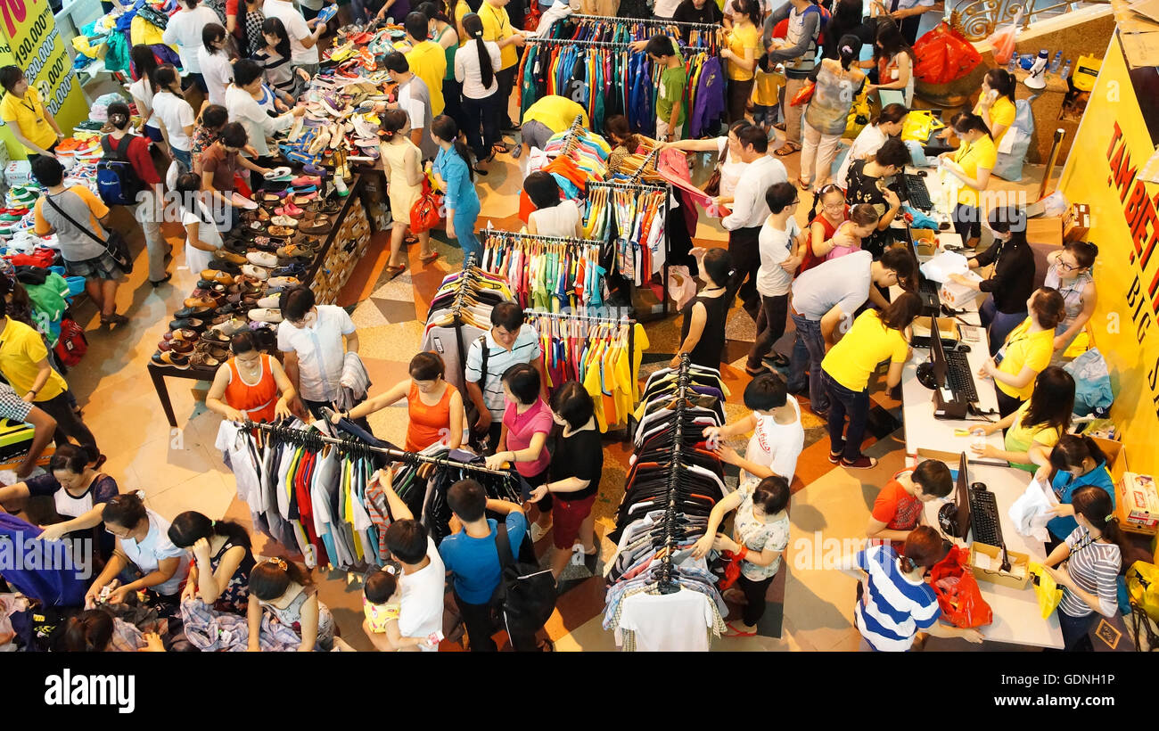 Mall sale crowd hi-res stock photography and images - Alamy