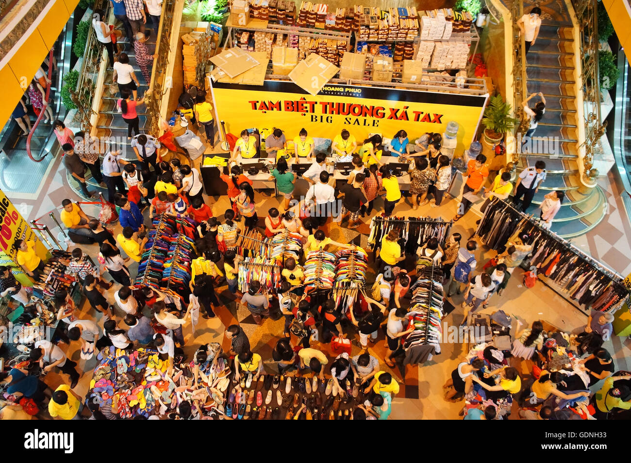 Store sale crowd hi-res stock photography and images - Alamy