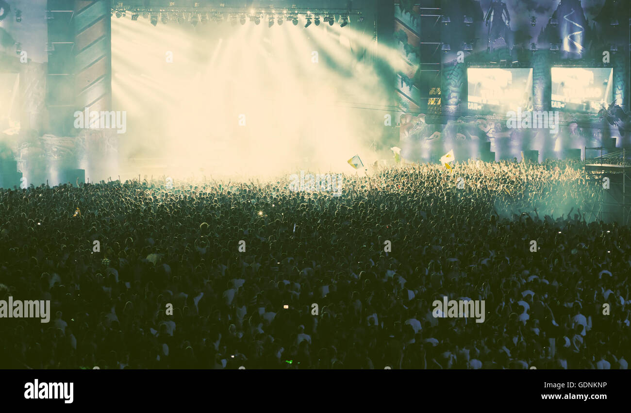 Cheerful crowd hi-res stock photography and images - Alamy