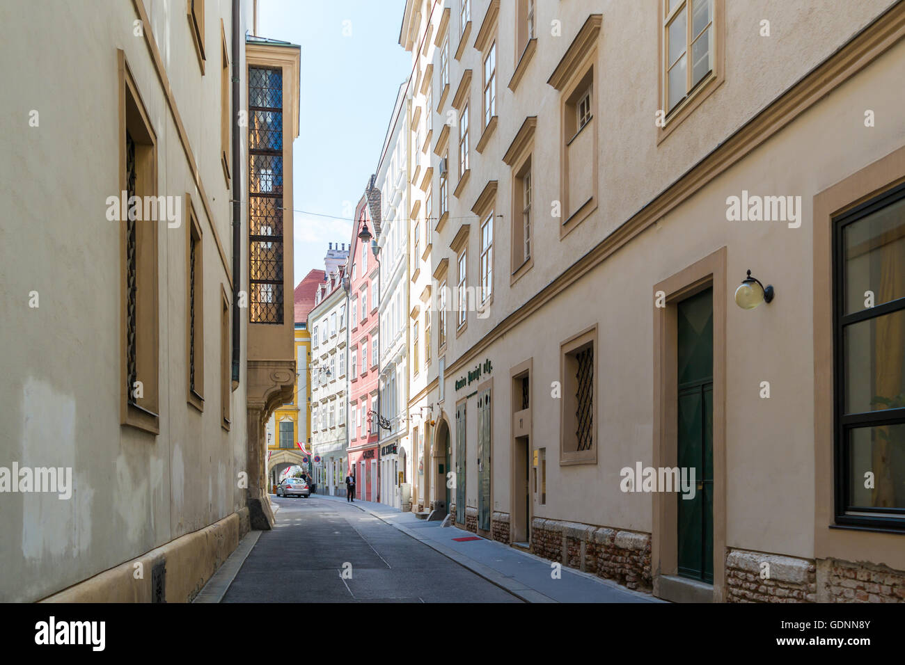 Inner city street scene hi-res stock photography and images - Alamy